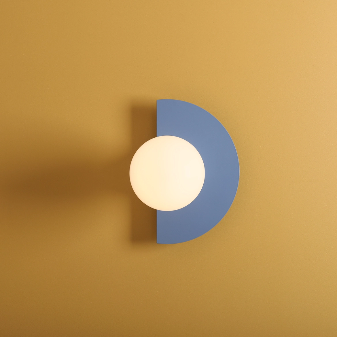 Minimalistyczny, niebieski kinkiet o ciekawym designie LOOP WALL DUSTY BLUE